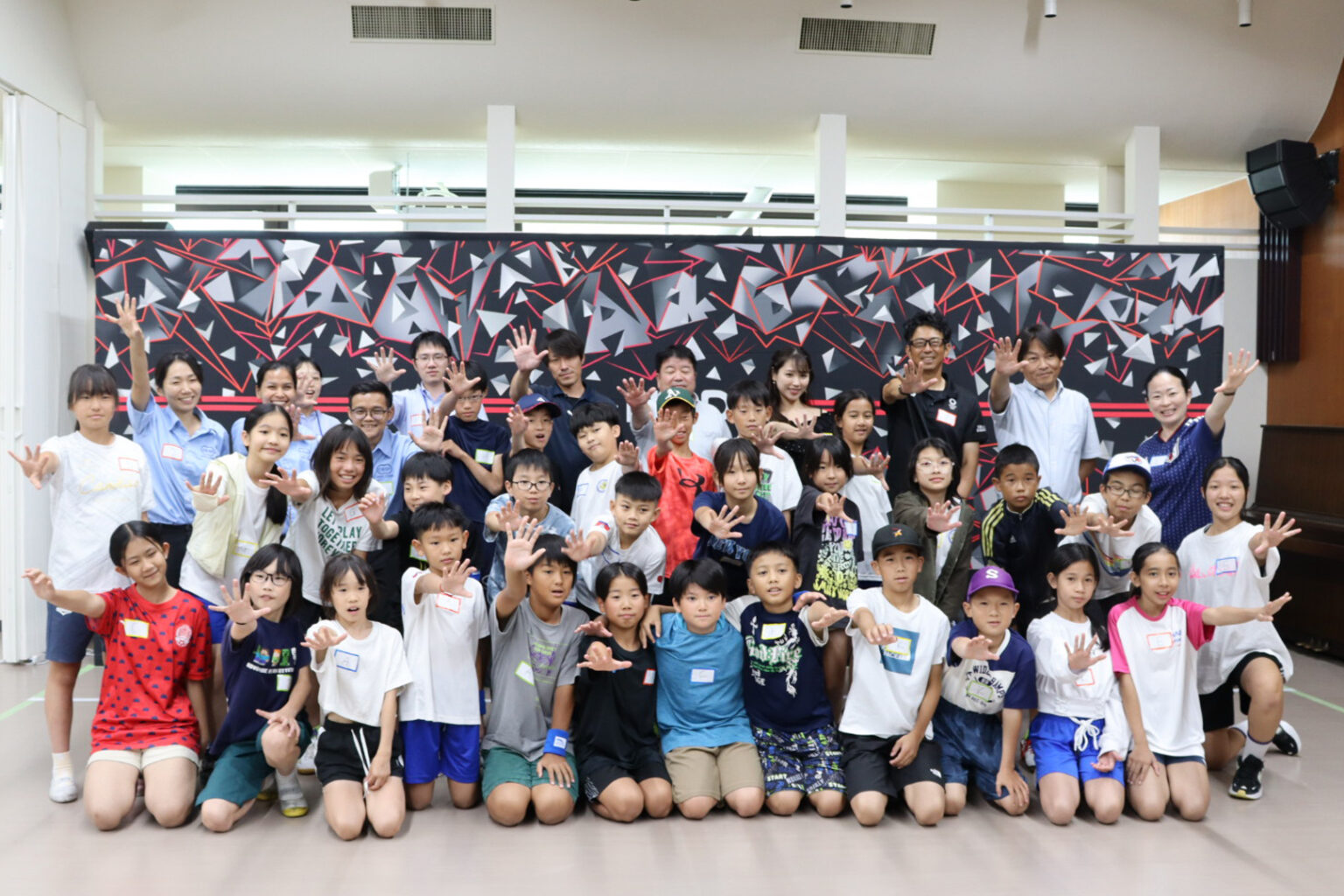 カンボジアと日本の子どもたちがARスポーツ「HADO」で国際交流 | HADO｜動けるゲーム、遊べるスポーツ